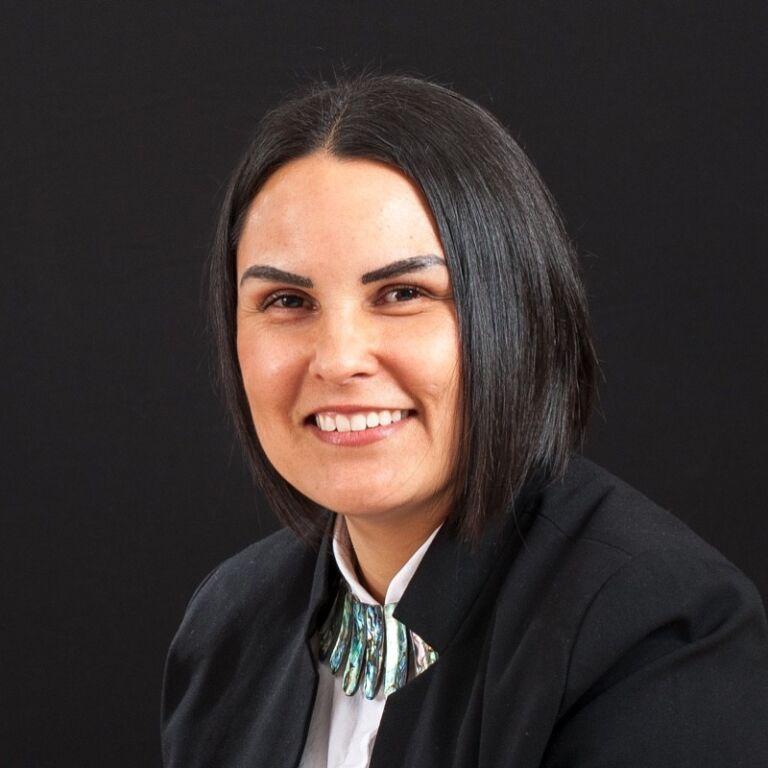 Top 10 Canadian Indigenous Women Leaders to Follow - Locelle