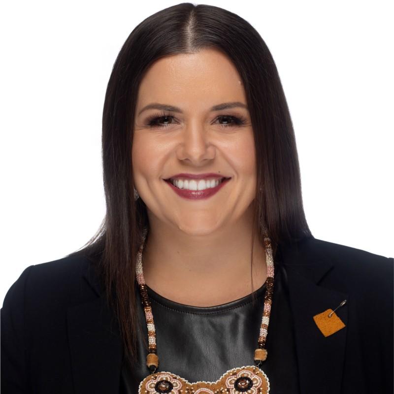 Top 10 Canadian Indigenous Women Leaders to Follow - Locelle